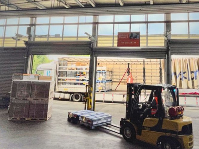 Case Study: Cross Docking-Prozesse mit RFID erfolgreich und effizient ... Case Study: Cross Docking-Prozesse mit RFID erfolgreich und effizient ...